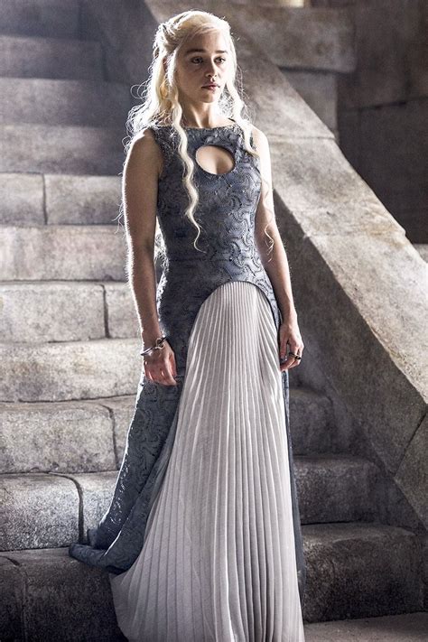 Эволюция костюмов Дейенерис Таргариен в сериале Игра престолов 7Королевств Модные стили