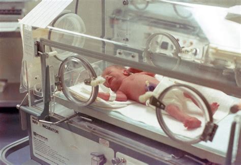 Infant Incubators Types And Uses Explained Cn Meditech