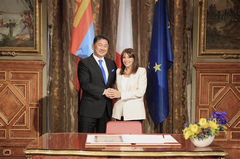 Монгол Улсын Ерөнхийлөгч Ухнаагийн Хүрэлсүхэд Бүгд Найрамдах Франц Улсын нийслэл Парис хотын