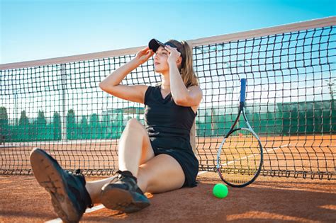 법정에서 여성의 초상화 테니스 경기장 라켓과 공을 가진 운동 선수 스포츠 그리드 소녀는 훈련 후 휴식을 취합니다 활동적인 라이프 스타일 야외 화창한 날 여름 해질녘 미소