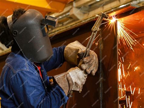 Trabajador Usando Cortador De Antorcha Para Cortar Metal Foto Premium