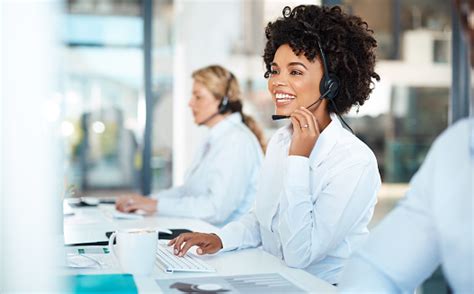 고객 만족 및 그들의 비즈니스 브랜드와 즐거운 상호 작용을 보장 검정 머리에 대한 스톡 사진 및 기타 이미지 검정 머리 고객 서비스 담당자 긍정적인 감정 표현