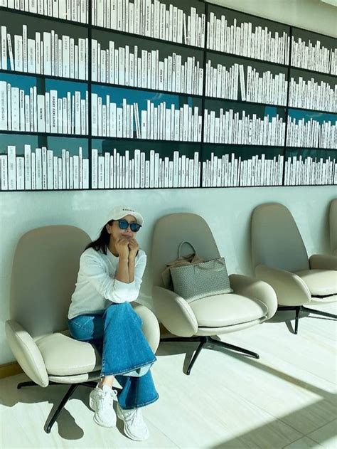 김희선 자연스러운 아름다움 흰 티와 청바지로 여신 강림 스타와 라이프