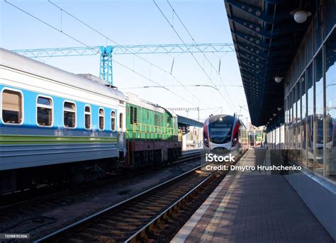 현대적인 고속 열차는 플랫폼을 따라 빠르게 이동합니다 기차가 도착합니다 기차는 기차역에 도착합니다 오래된 여객 열차가 기다리고
