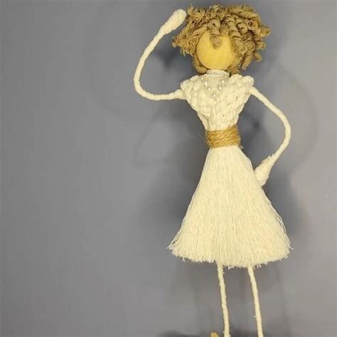 خرید و قیمت عروسک مکرومه مدل دختر مو فرفری ایستاده 30 سانتی ترب