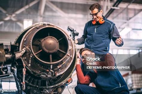 작은 비행기의 발견된 제트 엔진을 수리 하는 두 항공기 역학 2명에 대한 스톡 사진 및 기타 이미지 2명 Lcd 개인 비행기 Istock