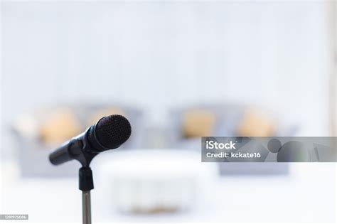 콘서트 홀 이나 회의실에 마이크 부드럽고 배경에 대 한 흐림 스타일 회의실 또는 세미나실 배경의 추상흐 사진 위에 마이크 0명에 대한 스톡 사진 및 기타 이미지 Istock