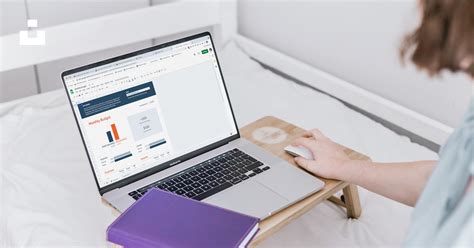 침대에서 노트북을 사용하는 사람 사진 Unsplash의 무료 랩톱 이미지