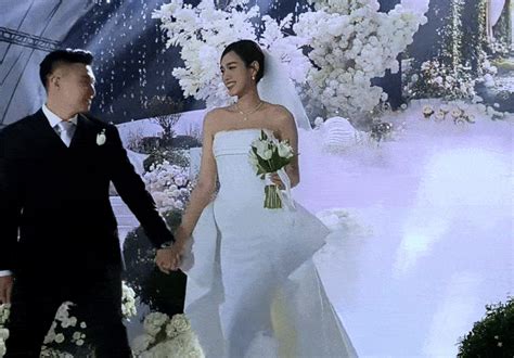 Chồng Đỗ Thị Hà Bị Soi đi Giày độn Tránh Lệch Pha Với Vợ 1m77 Trong đám Cưới