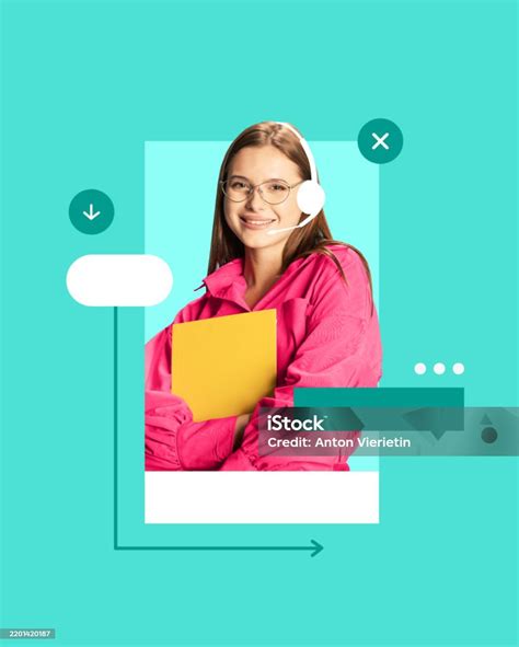 창의적인 아트 디자인 헤드셋을 착용한 관리자 노란색 폴더를 들고 미소를 짓고 채팅 풍선에 둘러싸여 친절한 고객 지원을 나타냅니다 18 19세에 대한 스톡 사진 및 기타