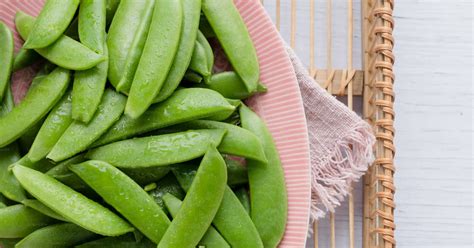 완두콩과 완두콩이 든 분홍색 접시 사진 Unsplash의 핑크와 그린 이미지