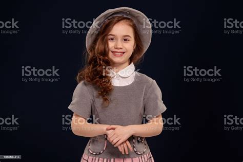 검은 배경에 포즈를 취하는 길고 곱슬 곱슬 한 머리와 사랑스러운 작은 아이의 스튜디오 샷 갈색 머리에 대한 스톡 사진 및 기타 이미지 갈색 머리 곱슬 머리 귀여운