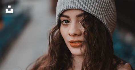 빨간색과 검은색 체크무늬 재킷을 입은 여자 회색 니트 모자를 쓰고 사진 Unsplash의 무료 일 이미지