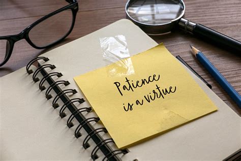 안경 연필 돋보기 노트북 및 인내로 작성된 노란색 종이의 선택적 초점은 미덕입니다 감정에 대한 스톡 사진 및 기타 이미지 감정 개념 개념과 주제 Istock