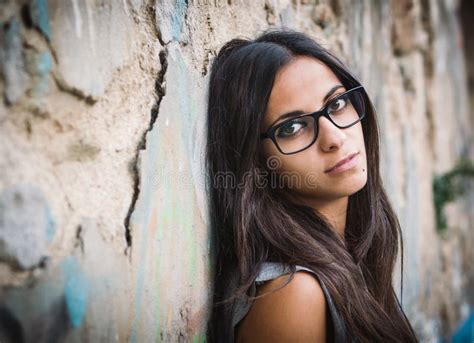 Femme De Brune Avec Des Lunettes De Soleil Image Stock Image Du Mod Le Longtemps