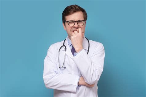 불안 한 남성 의사 물린 그의 손톱 찾고 재미 무서워 뭔가 불안 강박에 대한 스톡 사진 및 기타 이미지 강박 걱정하는 건강관리와 의술 Istock