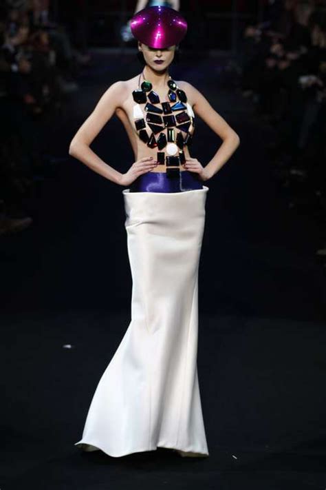 Heres Why Models Dont Smile On The Runway And It Makes A Lot Of Sense