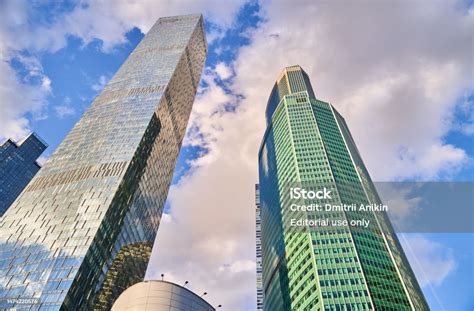 모스크바시의 고층 빌딩 아래에서 볼 수 있습니다 국제 비즈니스 센터 0명에 대한 스톡 사진 및 기타 이미지 0명 건물 외관 건설 산업 Istock
