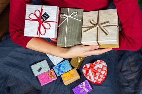 여자 팔에 있는 많은 선물 상자 여성 손에 있는 선물 상자 휴일 선물 선물 휴일 선물 놀람 메리 크리스마스와 새해 복 많이 받으세요 계절에 대한 스톡 사진 및 기타 이미지