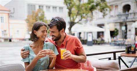 카페에서 함께 커피를 마시는 귀여운 커플 사진 Unsplash의 카페 이미지