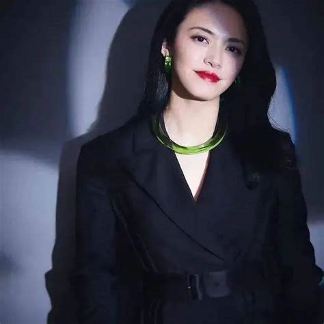 42岁姚晨现身机场，穿露脐装秀好身材，一双儿女大长腿很吸晴妈妈孩子儿子