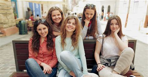 세련된 행복 한 여성 힙 스터 유행 옷을 입고 웃고 유럽 도시 거리의 벤치에 앉아 즐거운 순간 우정 개념 사진 Unsplash의 도시 이미지