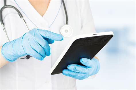 의학 및 건강 보험의 개념 의료 및 기술 병원 배경 건강 관리 및 환자에 의료 네트워크와 디지털 태블릿을 사용하여 의사 가상현실에 대한 스톡 사진 및 기타 이미지 Istock