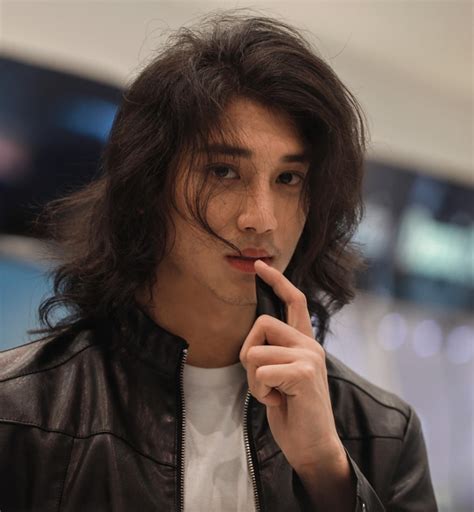 ပရိသတ်တွေအရမ်းကို စိတ်ဝင်စားနေသော သူ့ရဲ့ချစ်သူကောင်မလေးကိုချပြလိုက်တဲ့