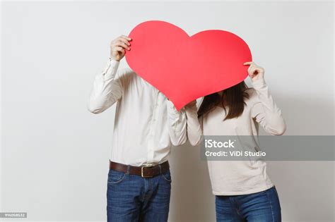사랑에 빠진 커플입니다 남자 흰색 배경에 고립 된 큰 붉은 마음에 뒤에 여자 광고에 대 한 공간을 복사 합니다 와 텍스트에 대