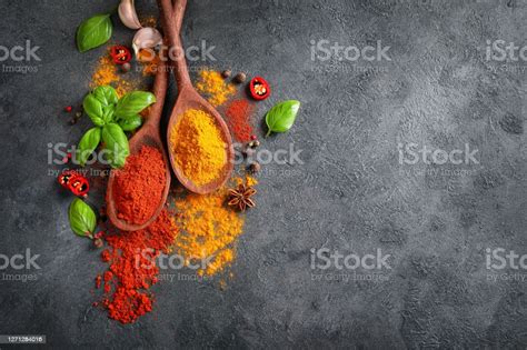 어두운 배경에 향신료와 허브나무 숟가락 맨 위 보기입니다 공간을 복사합니다 강황에 대한 스톡 사진 및 기타 이미지 강황 0명 가루로 빻은 Istock