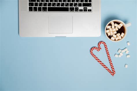 뜨거운 코코아 마쉬 멜 로우와 노트북 파란색 테이블에 사탕 상위 뷰 크리스마스 플랫 하다입니다 텍스트를 위한 공간 공예에 대한 스톡 사진 및 기타 이미지 Istock