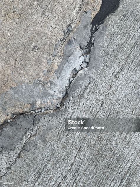 작은 구멍이 있는 콘크리트의 균열 균열과 균열이 있는 아라프된 콘크리트 표면의 사진 0명에 대한 스톡 사진 및 기타 이미지 0명 구멍 사진 이미지 Istock
