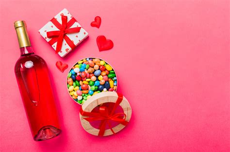 선물과 초콜릿 발렌타인 데이에 대한 컬러 배경에 레드 와인 병 복사 공간이있는 초콜릿 탑 뷰의 선물 상자가있는 하트 모양 0명에 대한 스톡 사진 및 기타 이미지 Istock