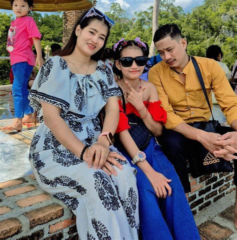 ရီ မွန် On Reels Facebook