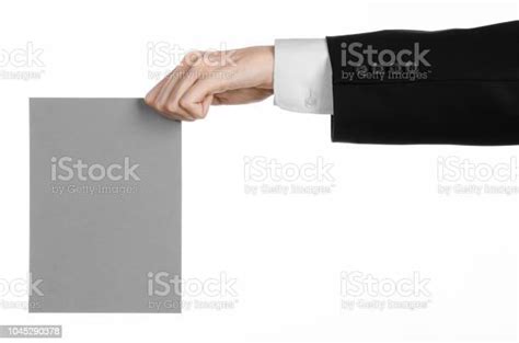 비즈니스와 광고 주제 남자 손에 스튜디오에서 흰색 배경에 고립의 회색 빈 카드를 들고 검은 양복에 수트에 대한 스톡 사진 및 기타 이미지 Istock