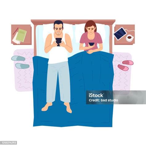 스마트 폰 상단 보기 세미 플랫 Rgb 색상 벡터 일러스트와 침대에서 결혼 한 부부 남편과 아내 브라우징 채팅 젊은 가족은 흰색에 가제트 고립 만화 캐릭터에 중독 20 29