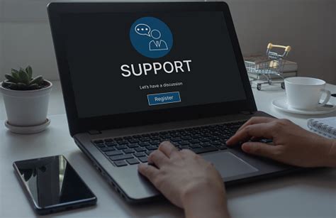 헬프데스크 지원 정보 및 기술 지원 개념이 노트북 컴퓨터 화면에 표시됩니다 키보드로 타이핑하는 손 기술 지원 센터 고객 서비스 인터넷 비즈니스 기술 서비스에 대한 스톡 사진