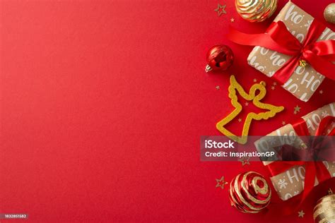 축제 응원과 믿음 배열 우아한 수제 종이 선물 고급스러운 싸구려 반짝이는 천사 장식 광고 문구를 위한 지정된 영역이 있는 빨간색 배경에 황금색 색종이 조각의 평면도 인사장에