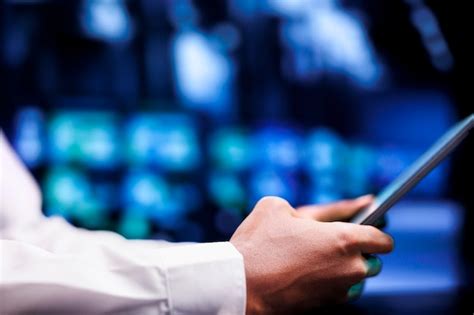 trabalhador proficiente resolvendo problemas relacionados ao desempenho em mainframes de data