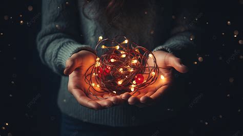 어두운 배경에 크리스마스 전구 화환을 들고 있는 소녀의 손 요정 불빛 크리스마스 빛 크리스마스 여자 배경 일러스트 및 사진 무료 다운로드 Pngtree