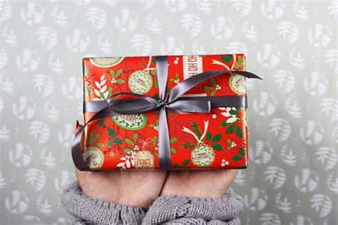 Diy 취미 종이에 수제 크리스마스 선물을 들고 여자의 손 맨 위 보기 Diy에 대한 스톡 사진 및 기타 이미지 Diy 겨울 공예 Istock