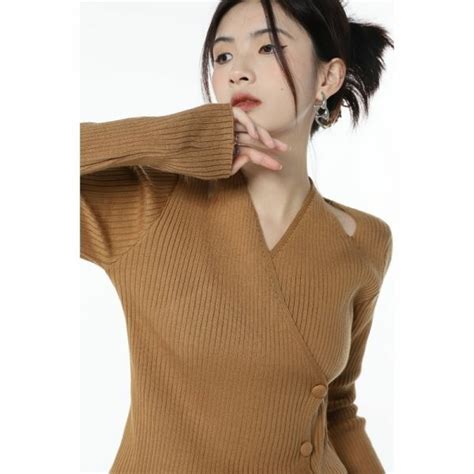 여자복 카키 가디건 스웨터 숏 브이넥 스타일 언밸런스 빈티지 레이지 윈드 겨울 버튼 니트 코트 258418 티몬
