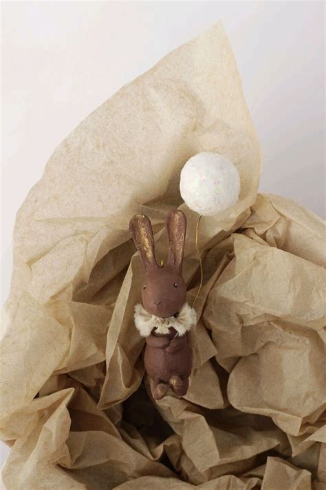 Авторская елочная игрушка Шоколадный кролик с шариком в интернет магазине Ярмарка Мастеров по