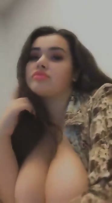 Desi Beauty Exposing Her Huge Boobs Selfie Mms Video