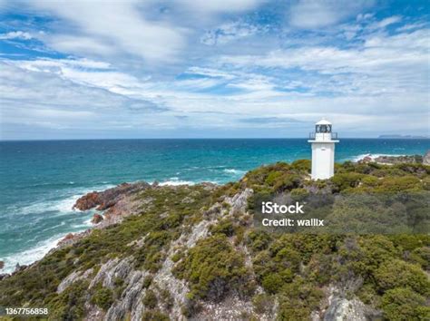 호주 태즈메이니아 섬의 북서쪽 해안에 위치한 로키 케이프 국립공원의 일부인 로키 케이프 등대의 아름다운 고각 공중 드론 전경 태즈메이니아에 대한 스톡 사진 및 기타 이미지