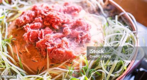 서울에 있는 한국 레스토랑에서 쇠고기 바베 큐 불고기 라이프 스타일 신선한 한국 음식 요리 구리 냄비에 얇게 썬 그릴 클로즈업 복사 공간 0명에 대한 스톡 사진 및 기타