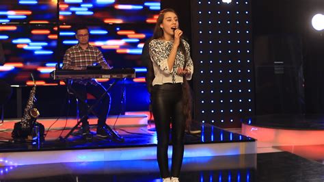 Анастасија Митровска се пласираше во полуфиналето на Македонското музичко талент шоу Нови и