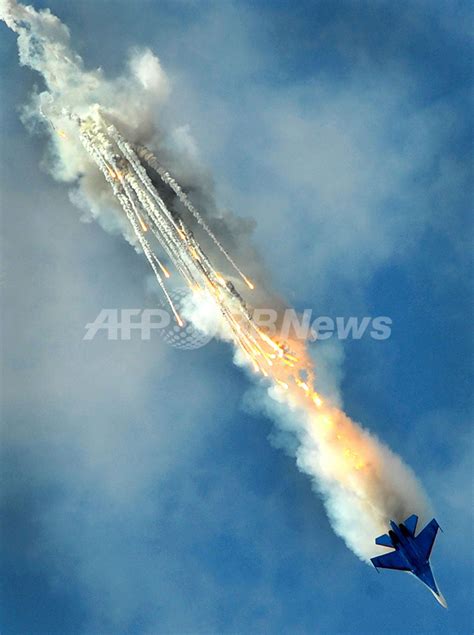 迫力のアクロバット飛行、ロシア海事防衛ショー 写真3枚 国際ニュース：afpbb News