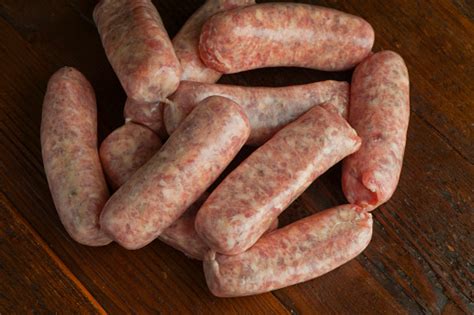 돼지 고기 소시지 돼지고기 정육점 상점에서 나무 정육점 블록에서 찍은 생 고기 고기의 고전적인 미국 정육점 컷 스테이크 쇠고기 갈비 필레 미뇽 돼지 갈비 돼지 허리 리브