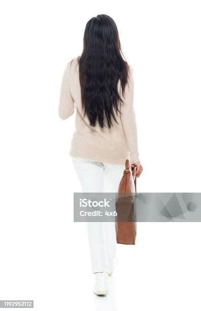 후면보기 등 전체 길이 흑발 긴 머리 워킹 을 입고 스웨터 따뜻한 옷 시원한 자세 지갑 커피 컵 들고 검정 머리에 대한 스톡 사진 및 기타 이미지 Istock